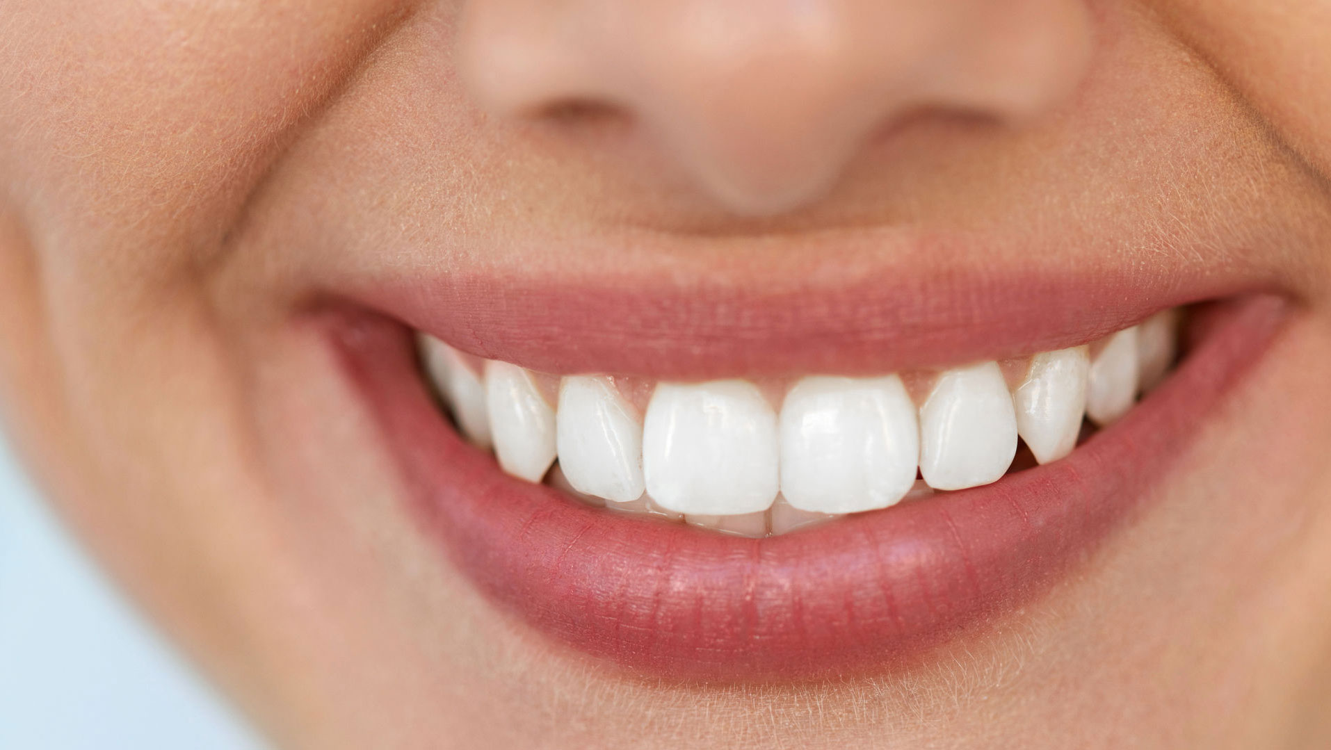 10 consigli per mantenere i denti bianchi e brillanti tutto l'anno - Querzo